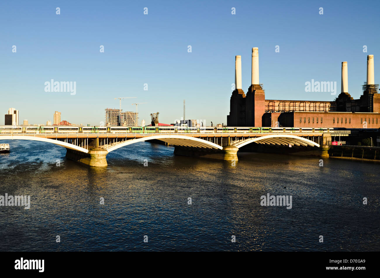 Battersea Power Station from the Chelsea bridge Stock Photo - Alamy