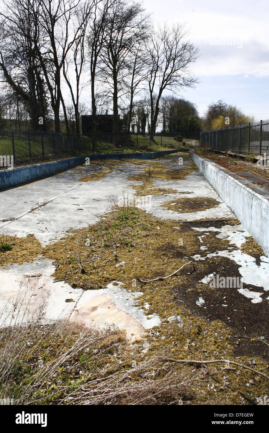 old overgrown outdoor swimming pool. Langold Lake, Langold, Notts ...