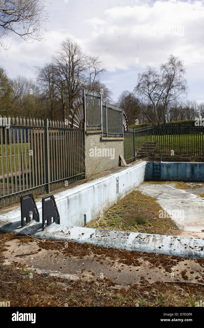 old overgrown outdoor swimming pool. Langold Lake, Langold, Notts ...
