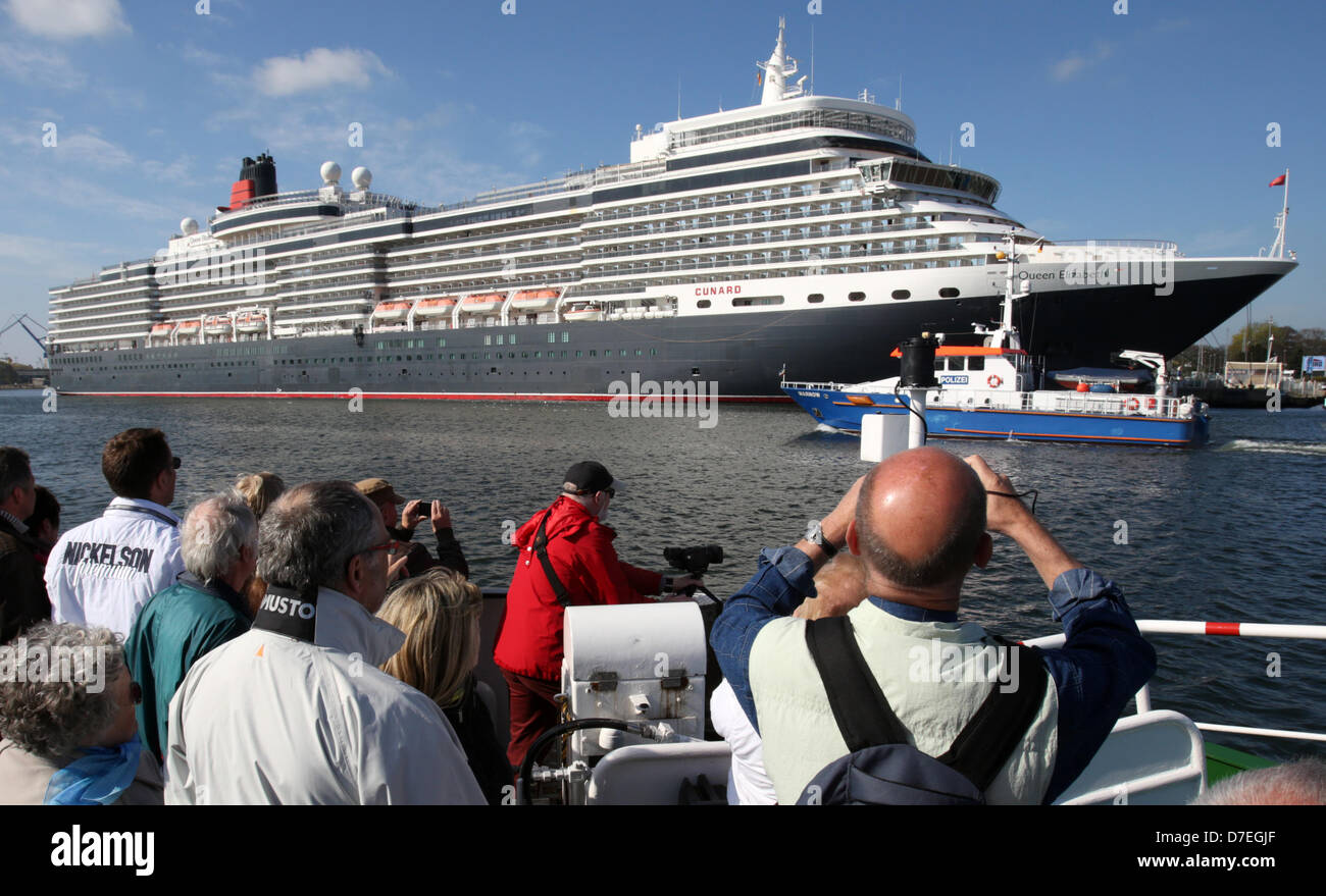 The 294-meters-long luxury liner "Queen Elizabeth" operated by the ...