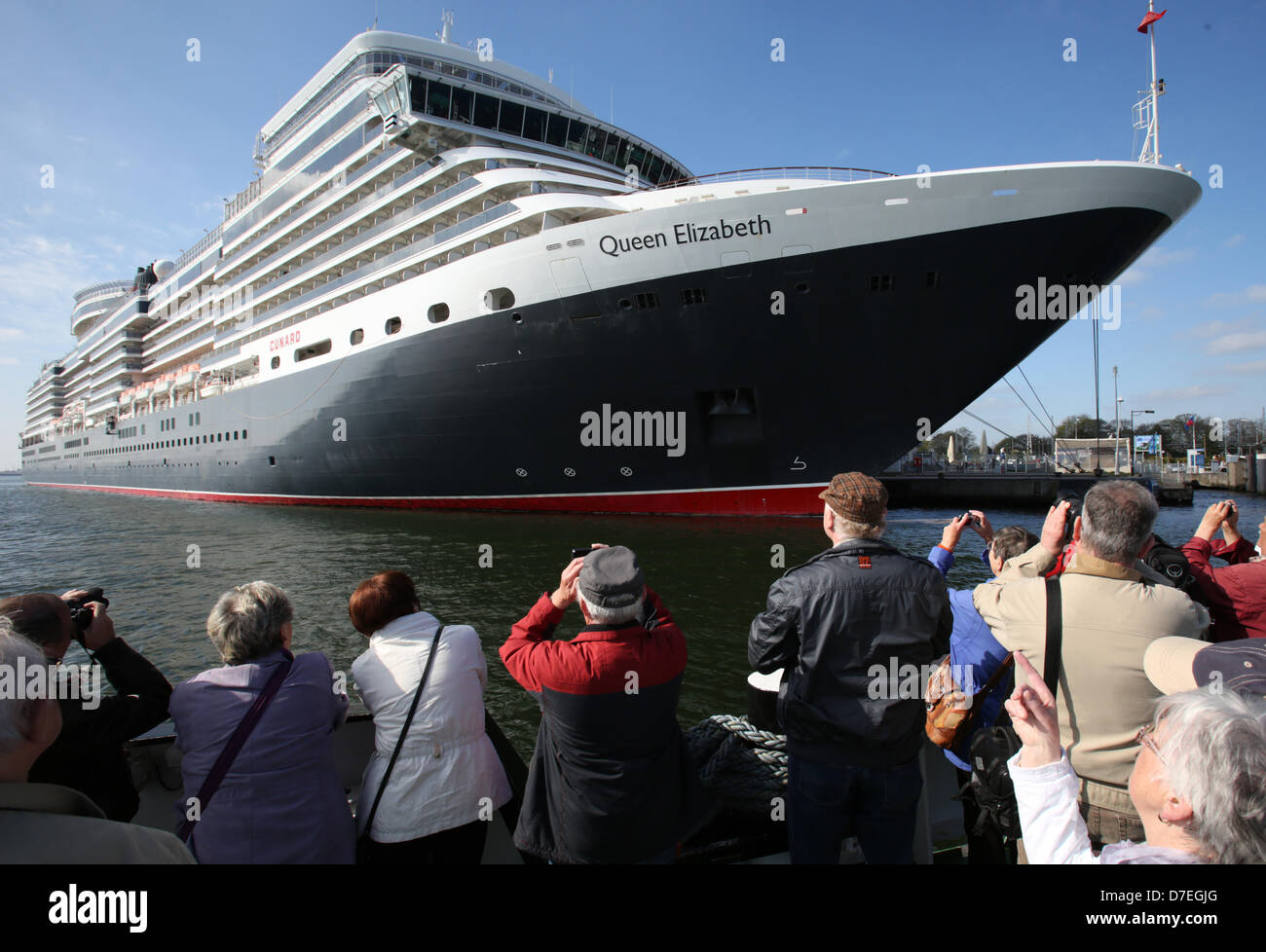 The 294-meters-long luxury liner "Queen Elizabeth" operated by the ...