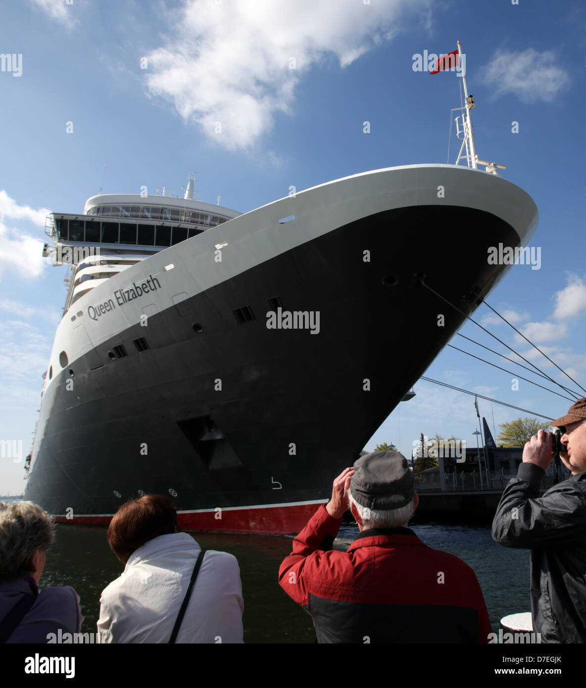 The 294-meters-long luxury liner "Queen Elizabeth" operated by the ...