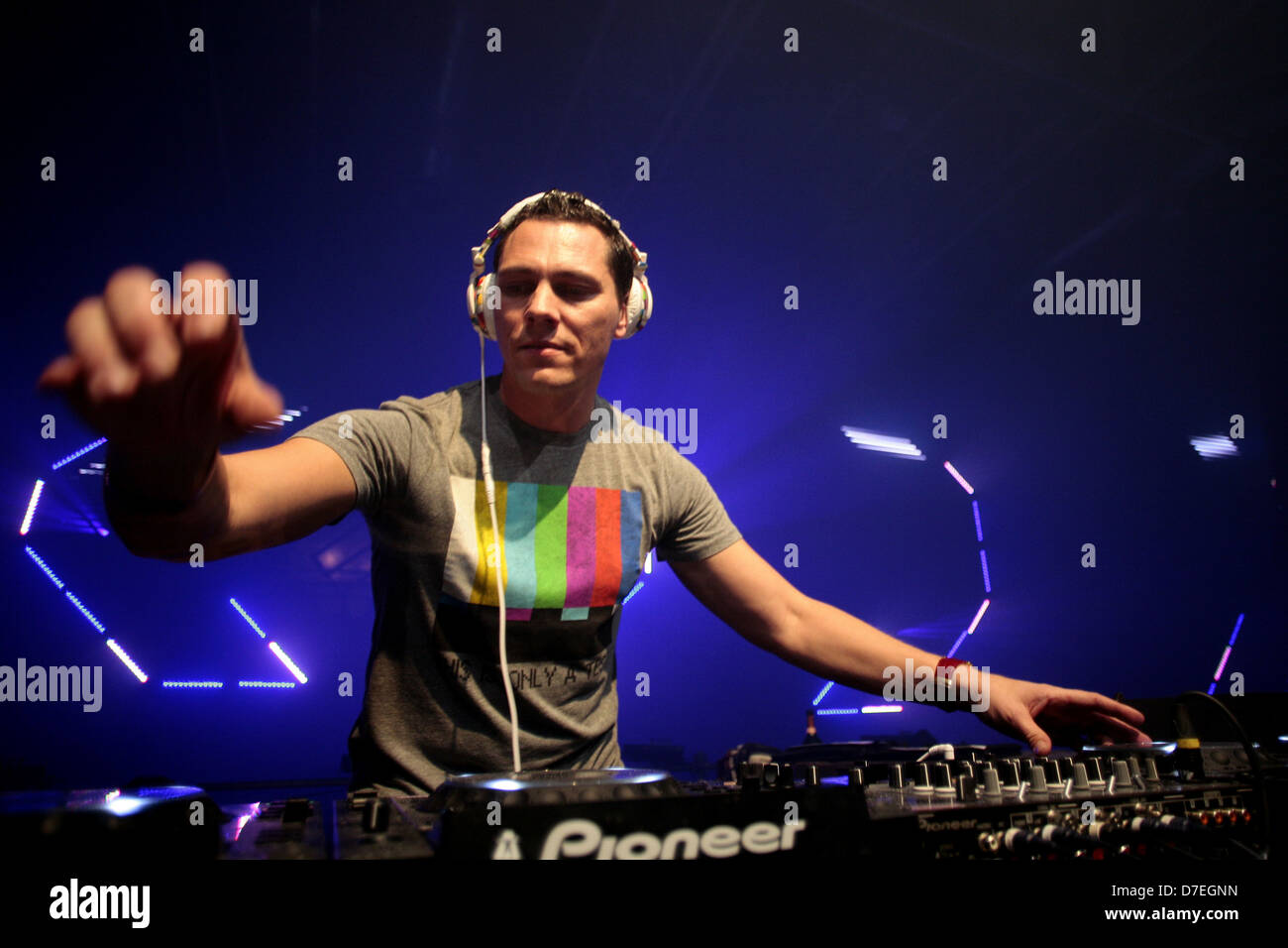 Tiesto hands raised up air mixing edm hi-res stock photography and ...