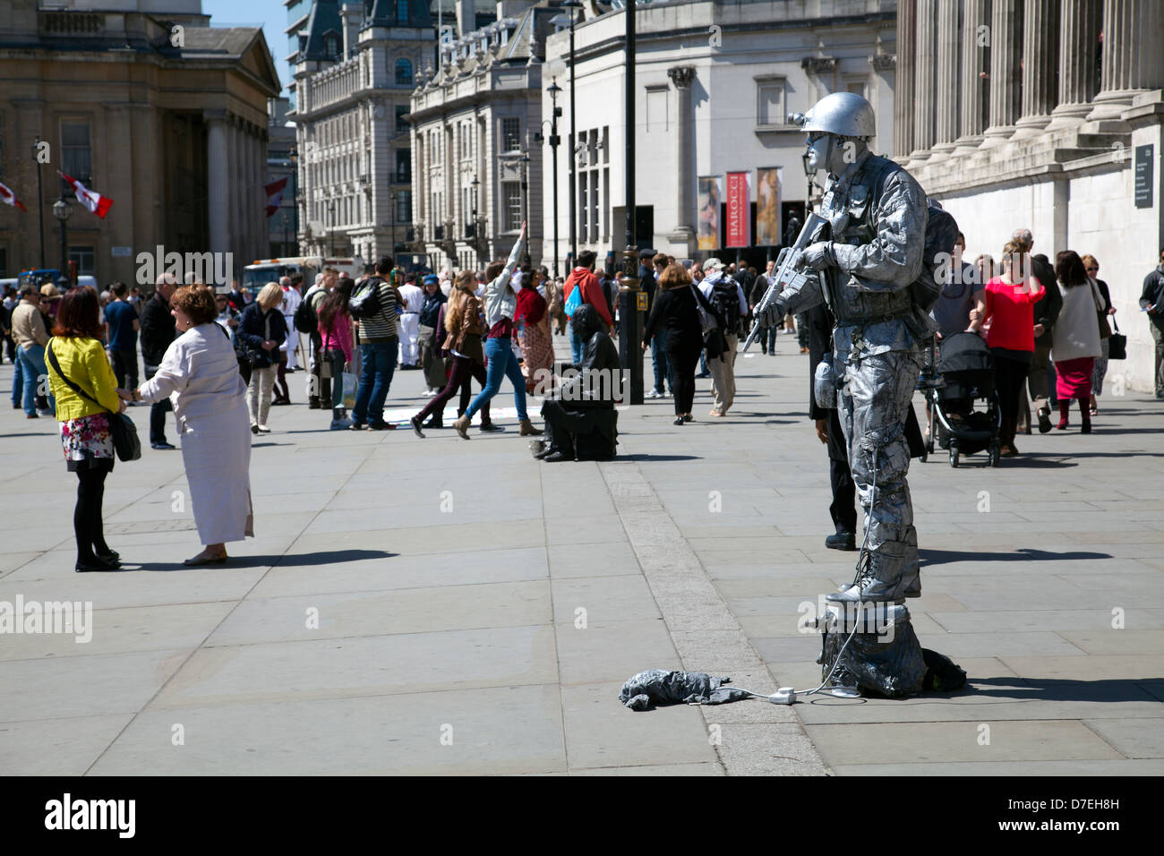 Silver living statue hi-res stock photography and images - Alamy