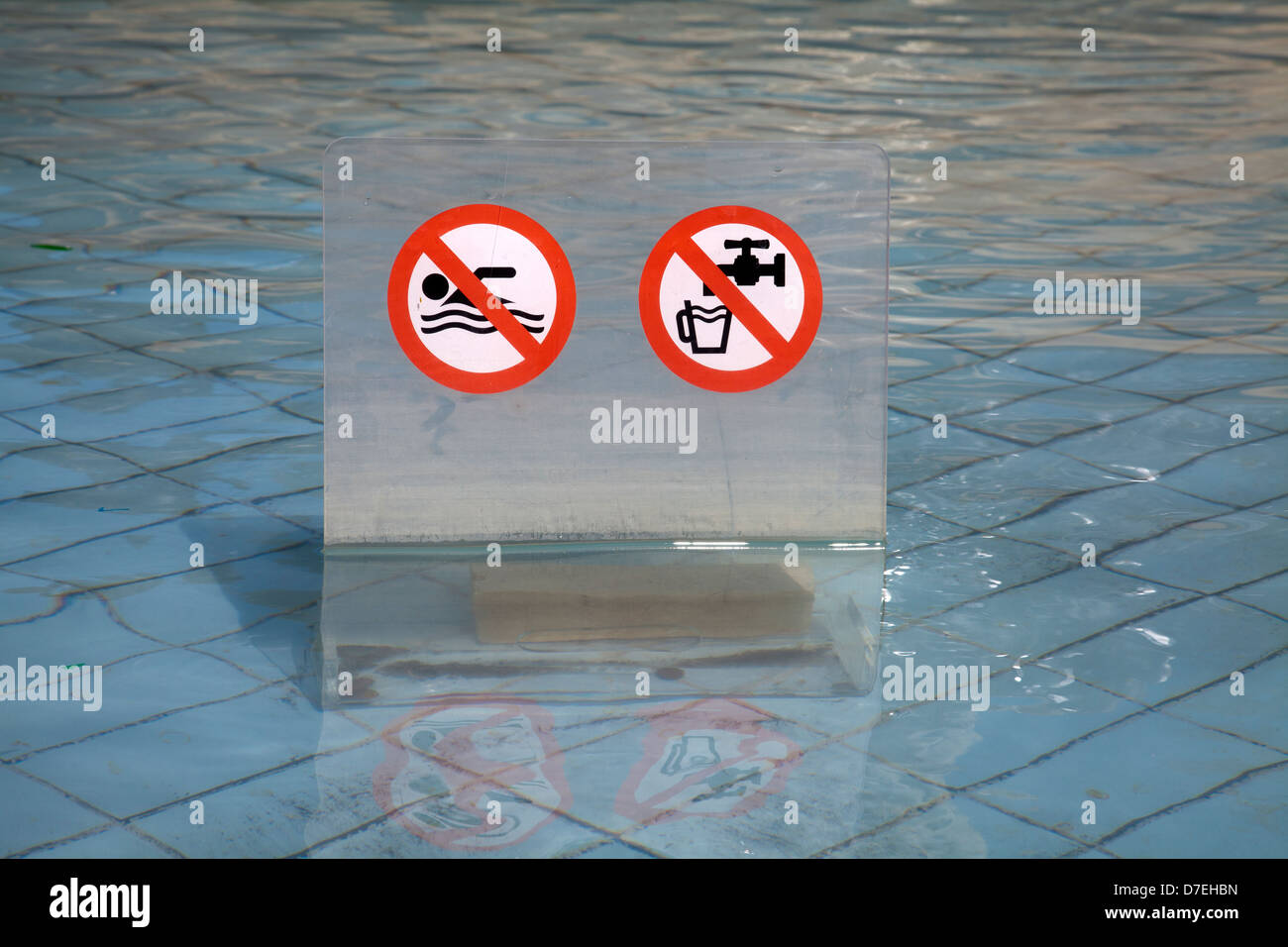 No swimming fountain sign hi-res stock photography and images - Alamy