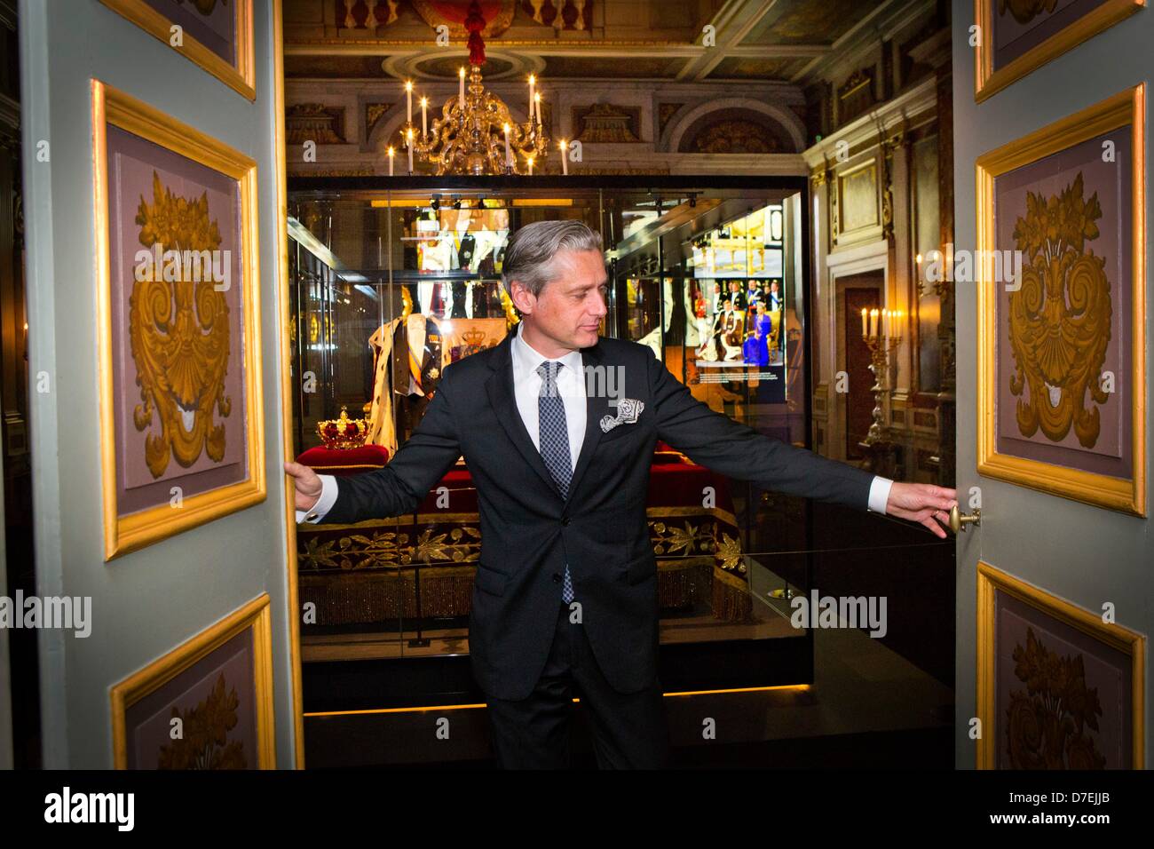Conservator of Palace het Loo Paul Rem at the exhibition 'Ingehuldigd ...