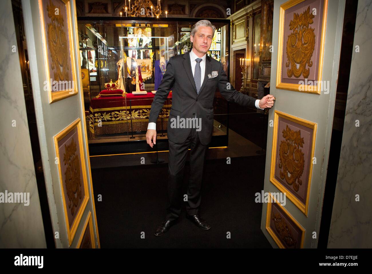 Conservator of Palace het Loo Paul Rem at the exhibition 'Ingehuldigd ...