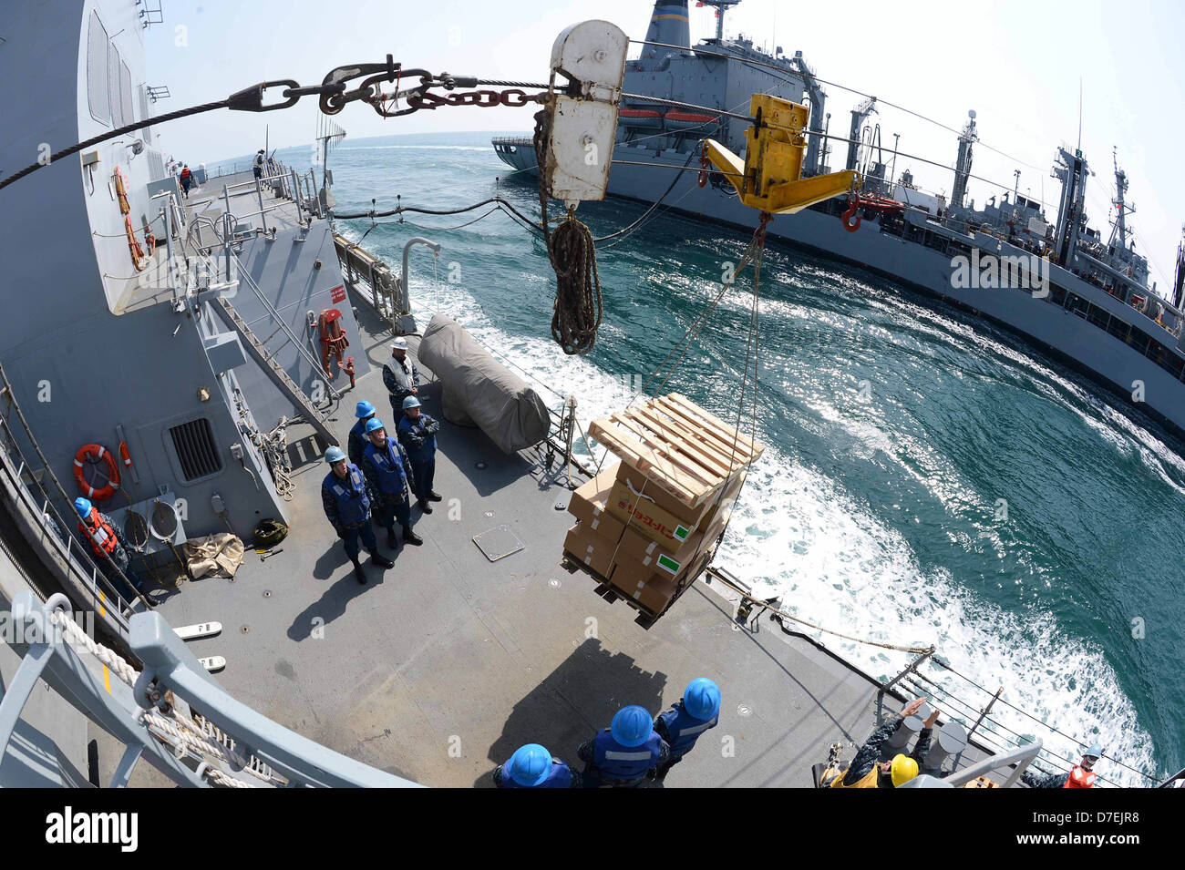 Sailors receive cargo from USNS Pecos Stock Photo - Alamy
