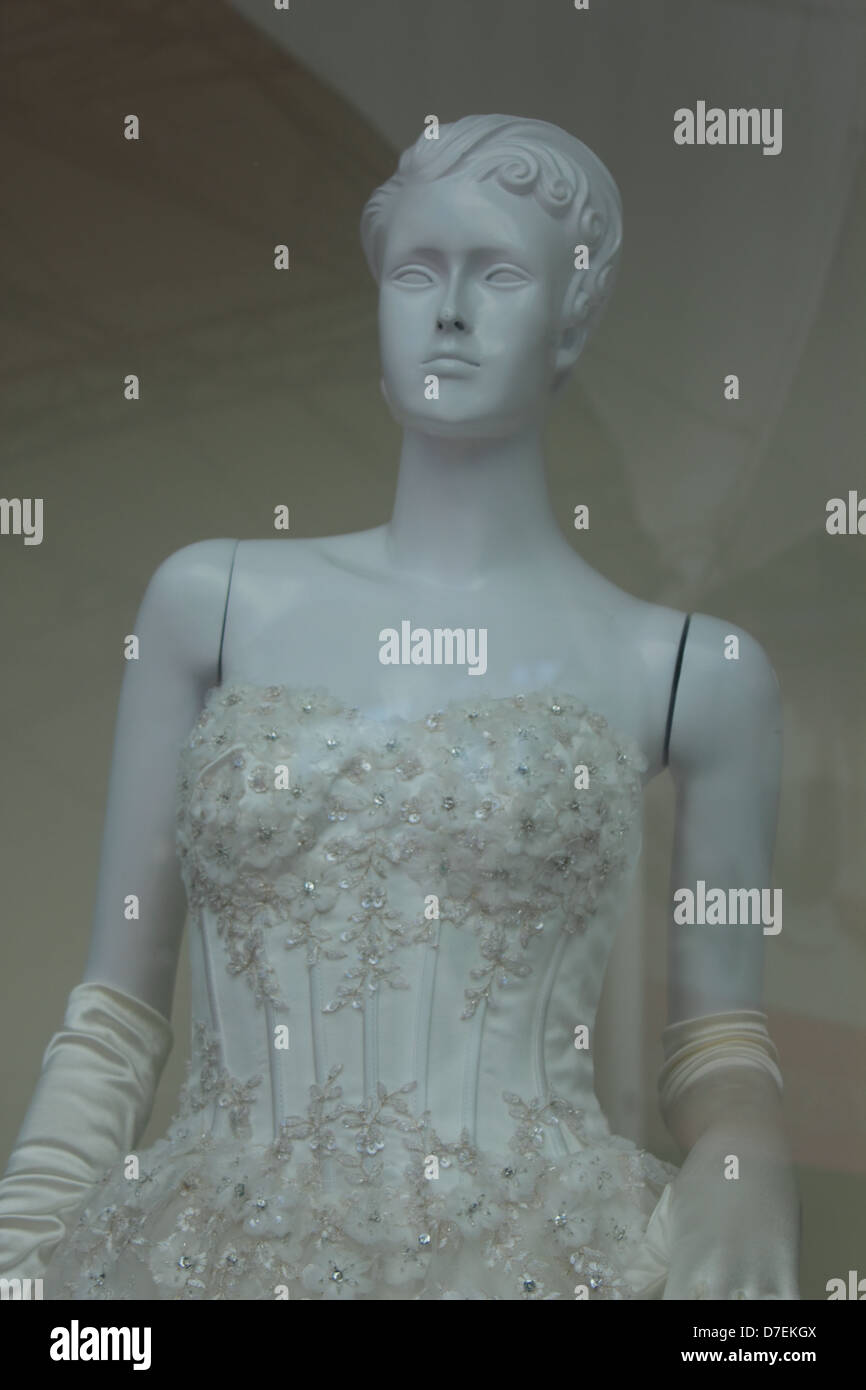 Fashion mannequin in window display hi-res stock photography and images ...