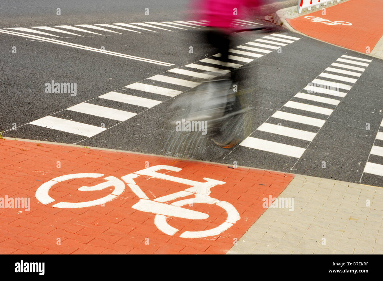 Bicycle road sign and bike rider Stock Photo - Alamy