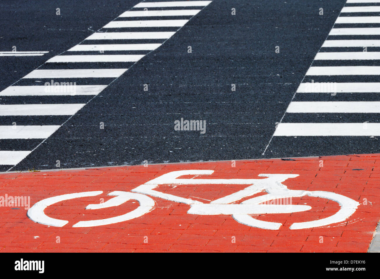 Bike friendly traffic signal hi-res stock photography and images - Alamy