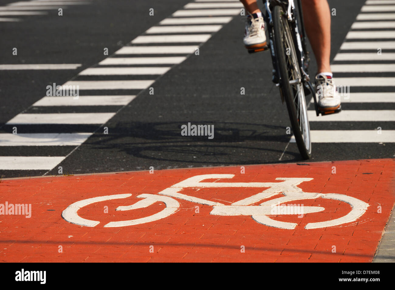Bicycle road sign and bike rider Stock Photo - Alamy