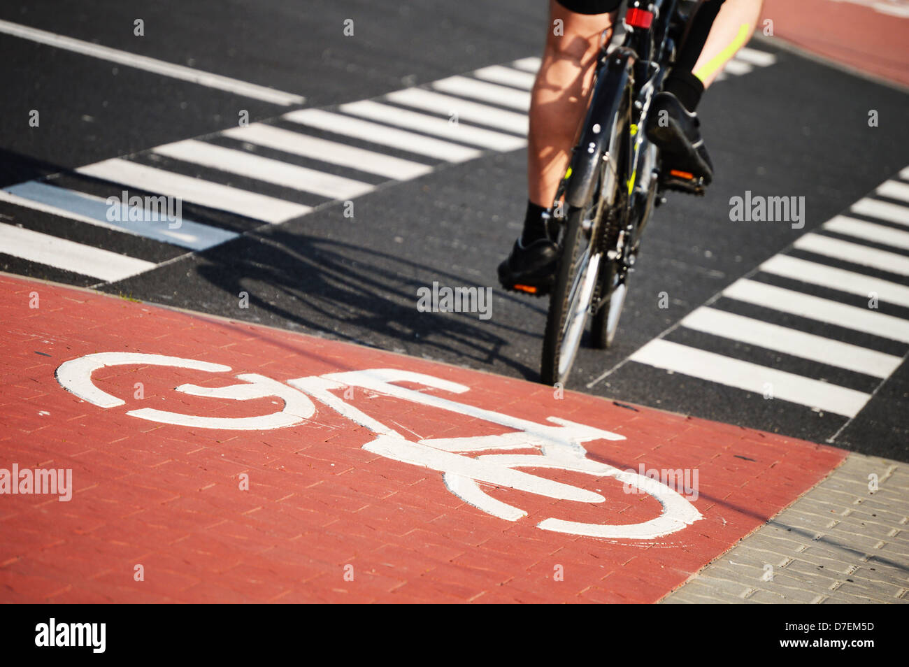 Bicycle road sign and bike rider Stock Photo - Alamy
