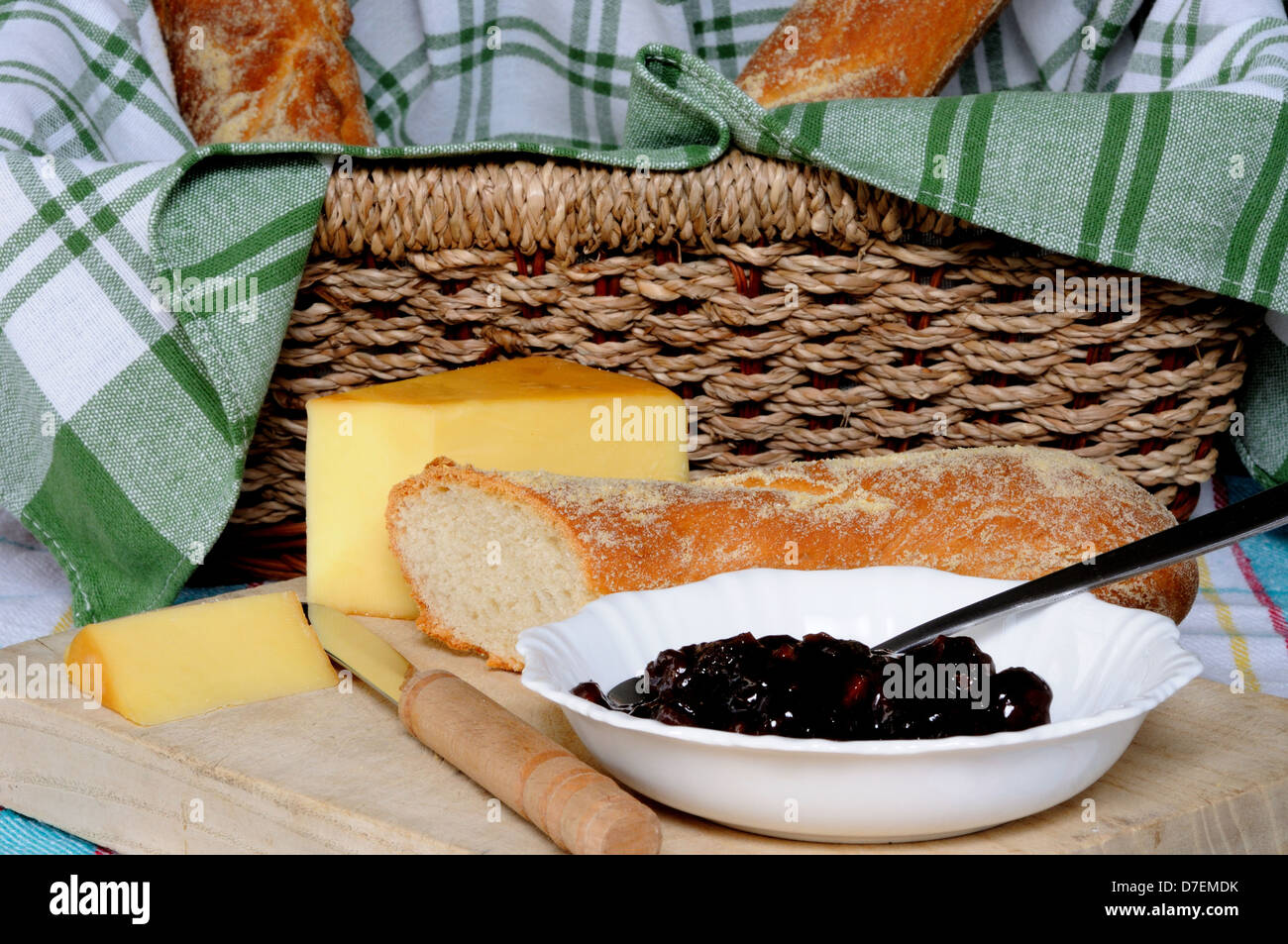 Traditional cheese ploughmans lunch cheddar hi-res stock photography ...