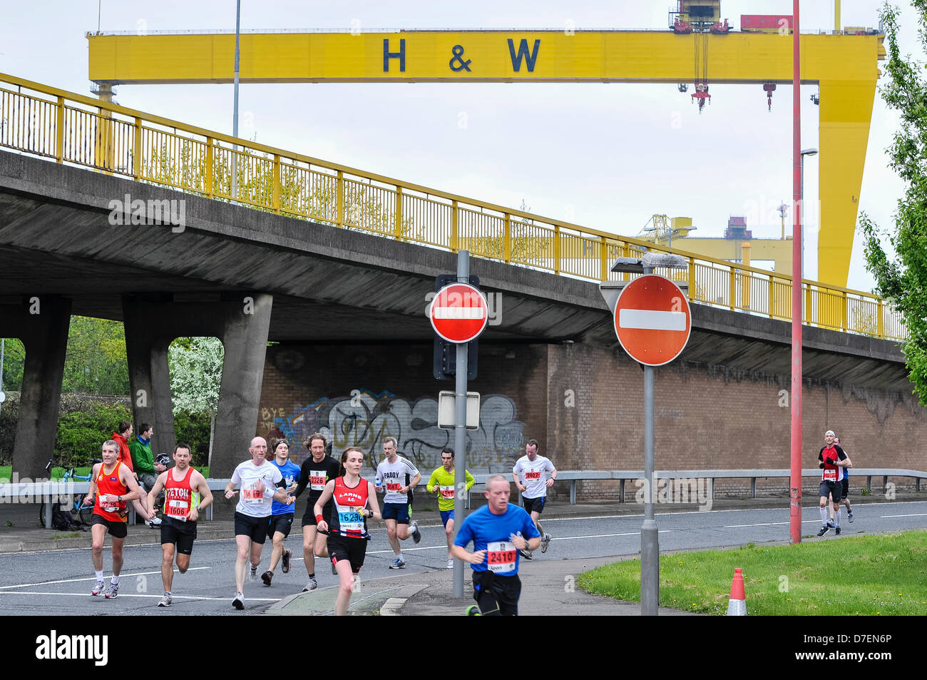 Belfast, Northern Ireland, UK. 6th May 2013. Runners pass the iconic ...