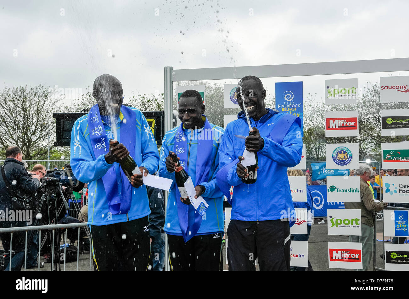 Kenyans celebrating hi-res stock photography and images - Alamy