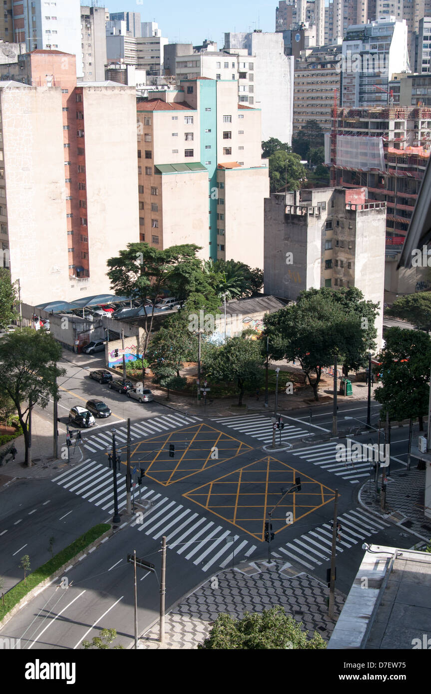 Intersection of street in downtown Sao Paulo Stock Photo - Alamy