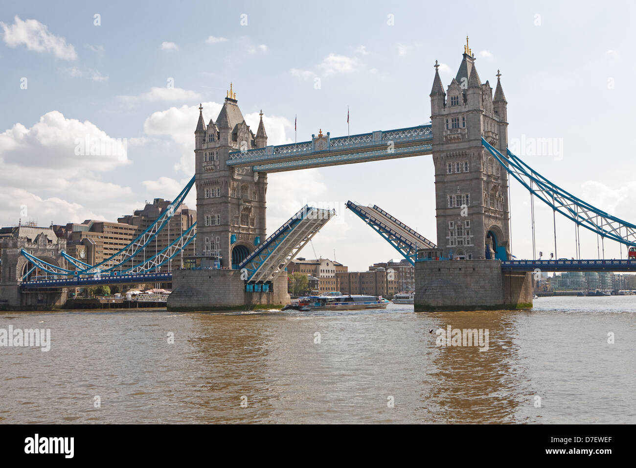 London bridge opening lift hi-res stock photography and images - Alamy