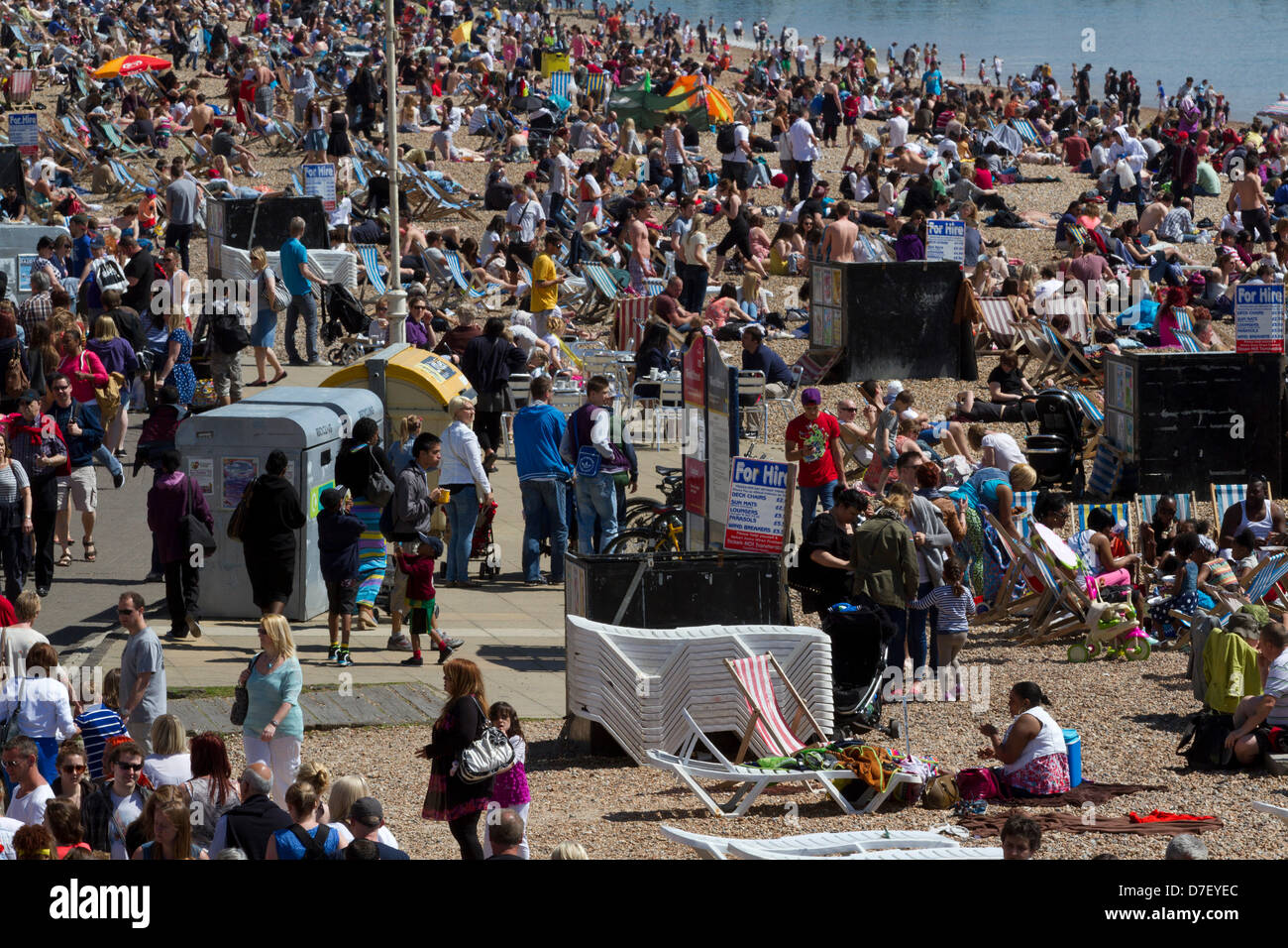 People enjoy the hot weather on brighton beach in sussex hi-res stock ...