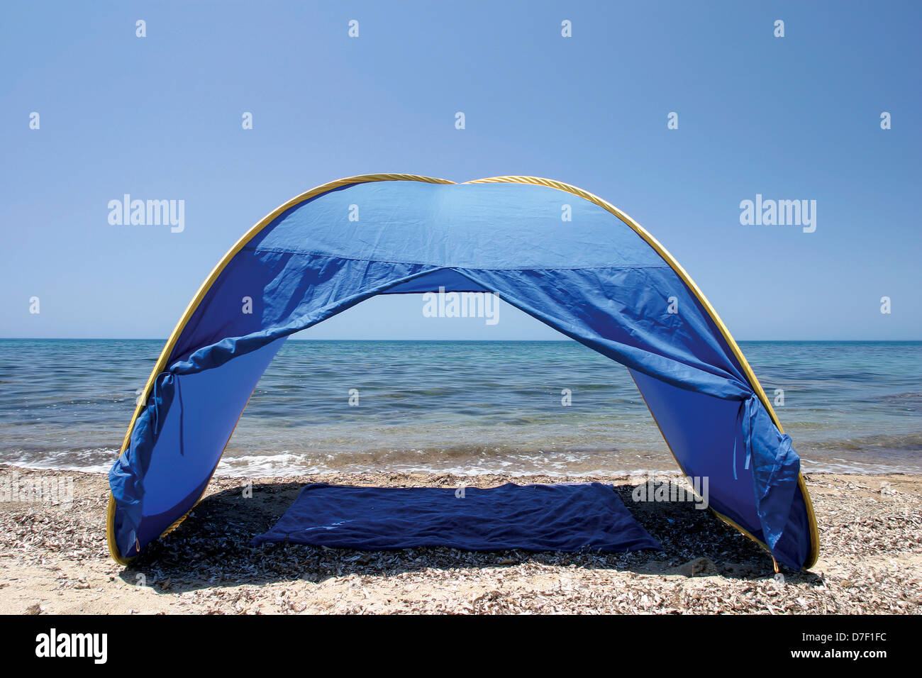 An empty tent on sands Stock Photo - Alamy