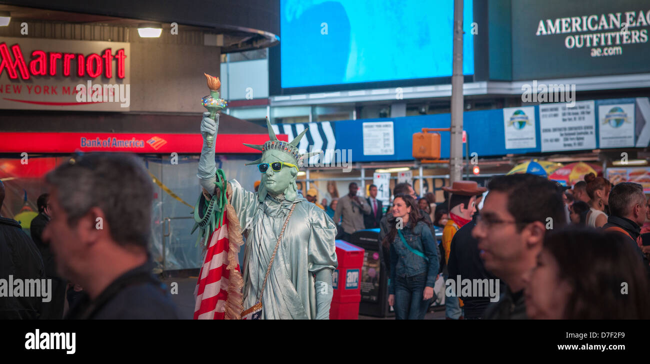 Cartoon characters times square manhattan hi-res stock photography and ...