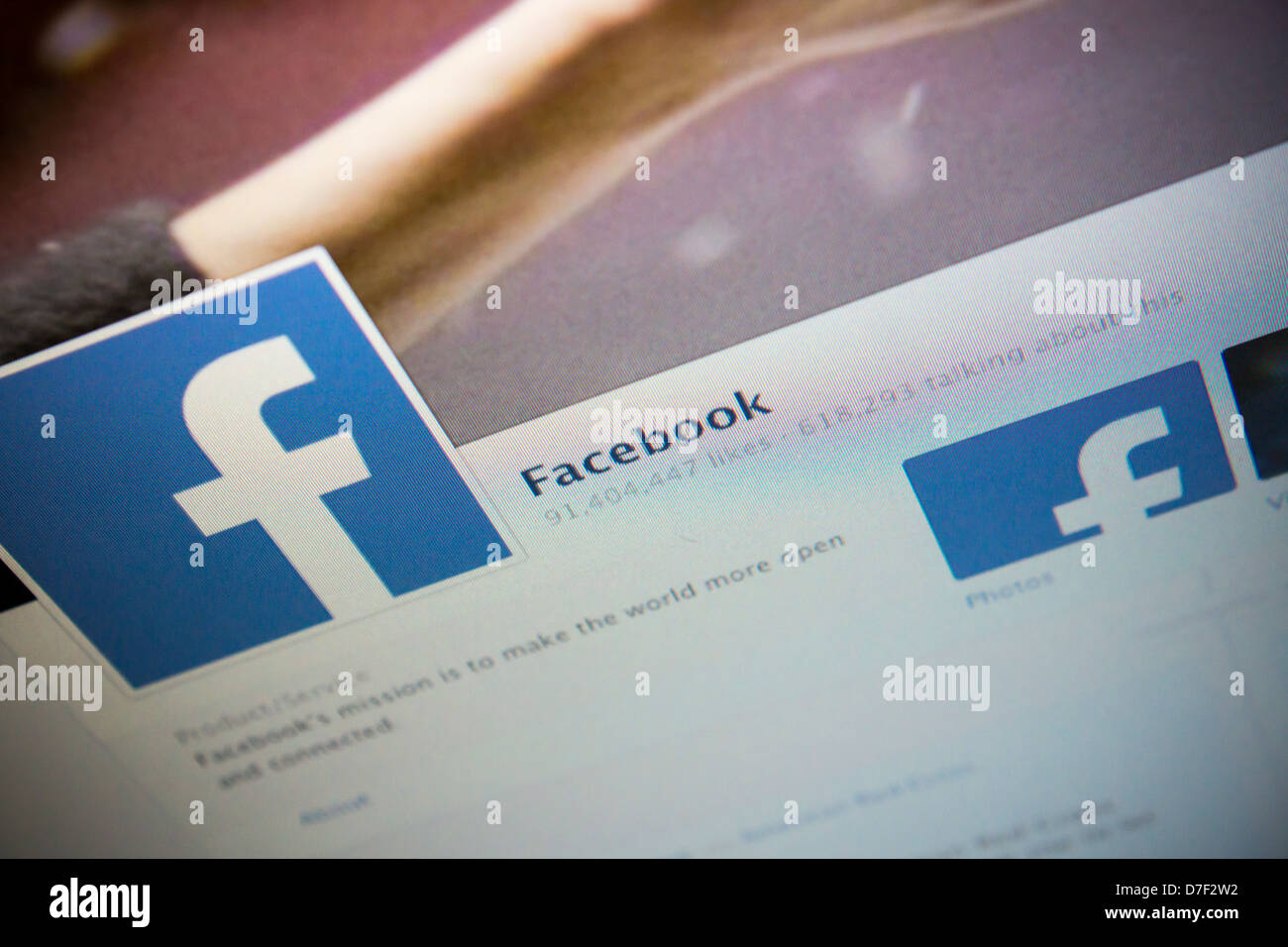 Facebook logo social networking hi-res stock photography and images - Alamy