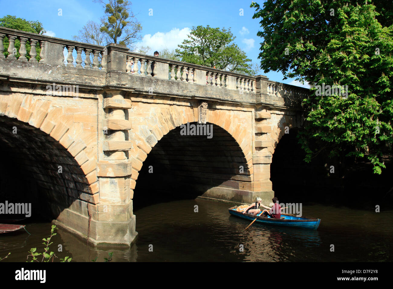People on the river Cherwell at Magdalen bridge in the city of Oxford ...