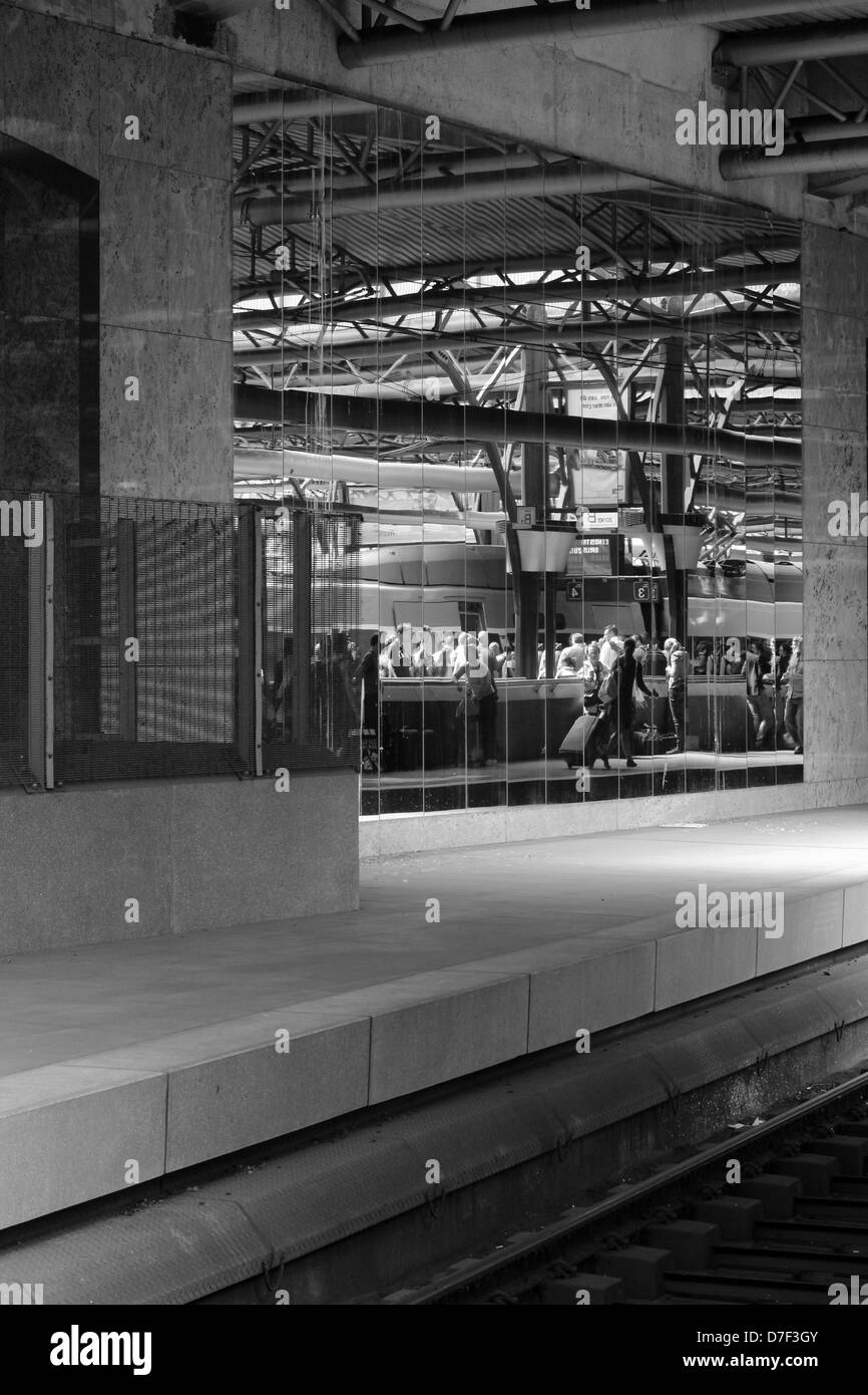Paris train platform Black and White Stock Photos & Images - Alamy