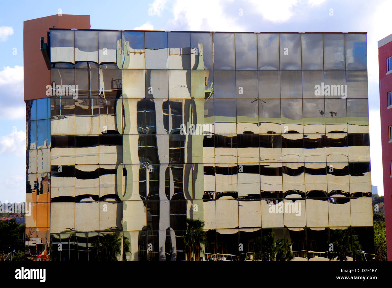 Reflective architecture hi-res stock photography and images - Alamy