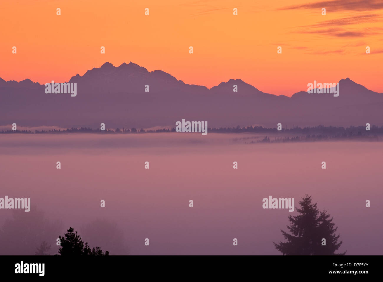 Cascade mountain range sunrise fog hi-res stock photography and images ...