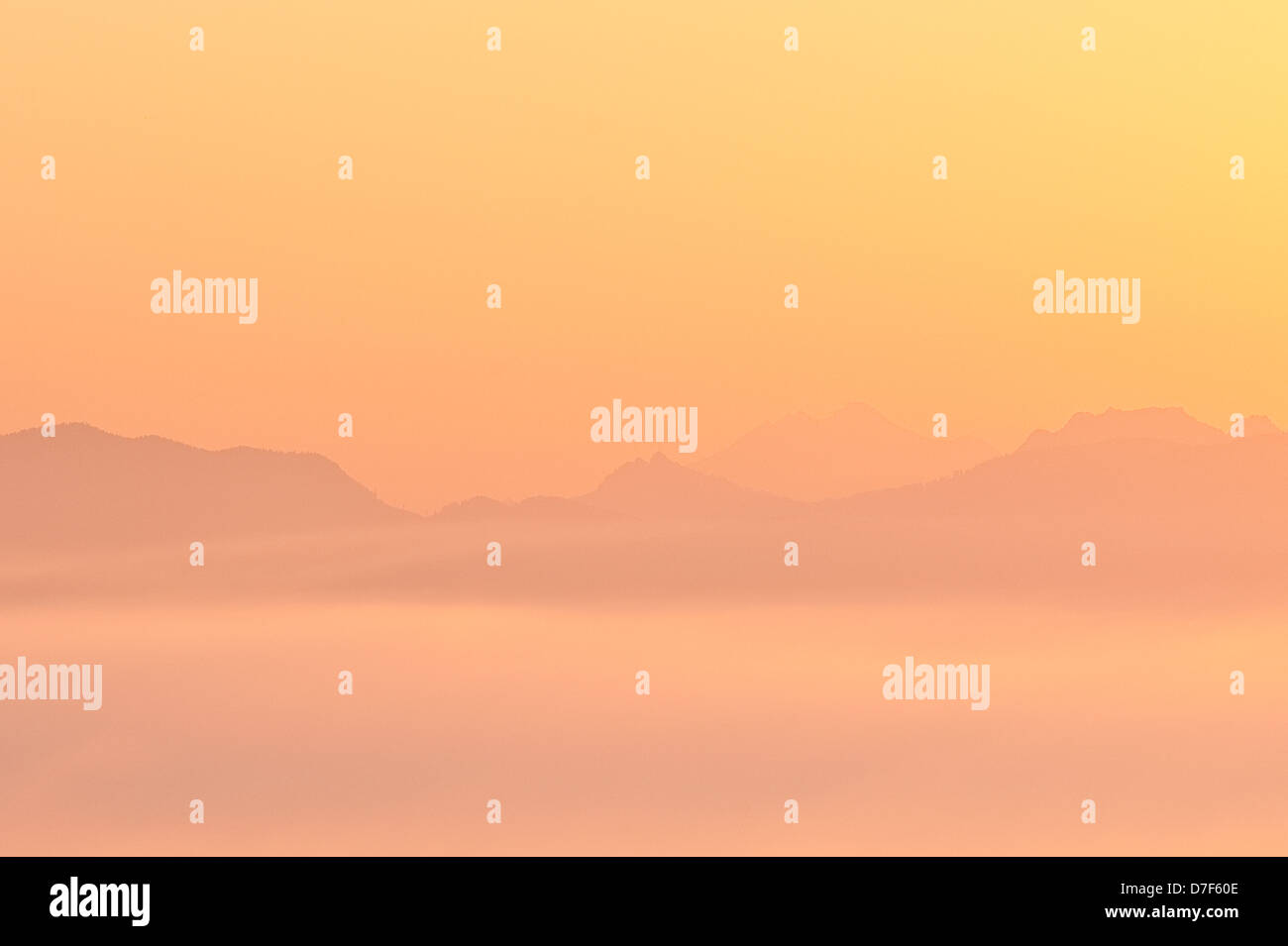 Cascade mountain range sunrise fog hi-res stock photography and images ...