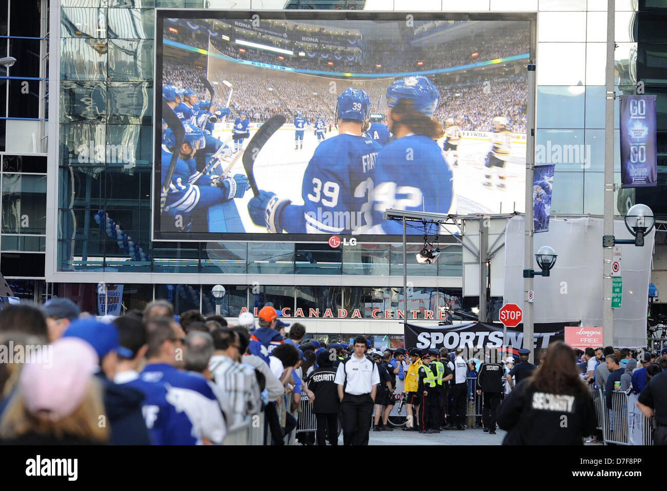 Toronto, Canada. 6th May 2013. Thousands of fans packed Toronto's Maple ...