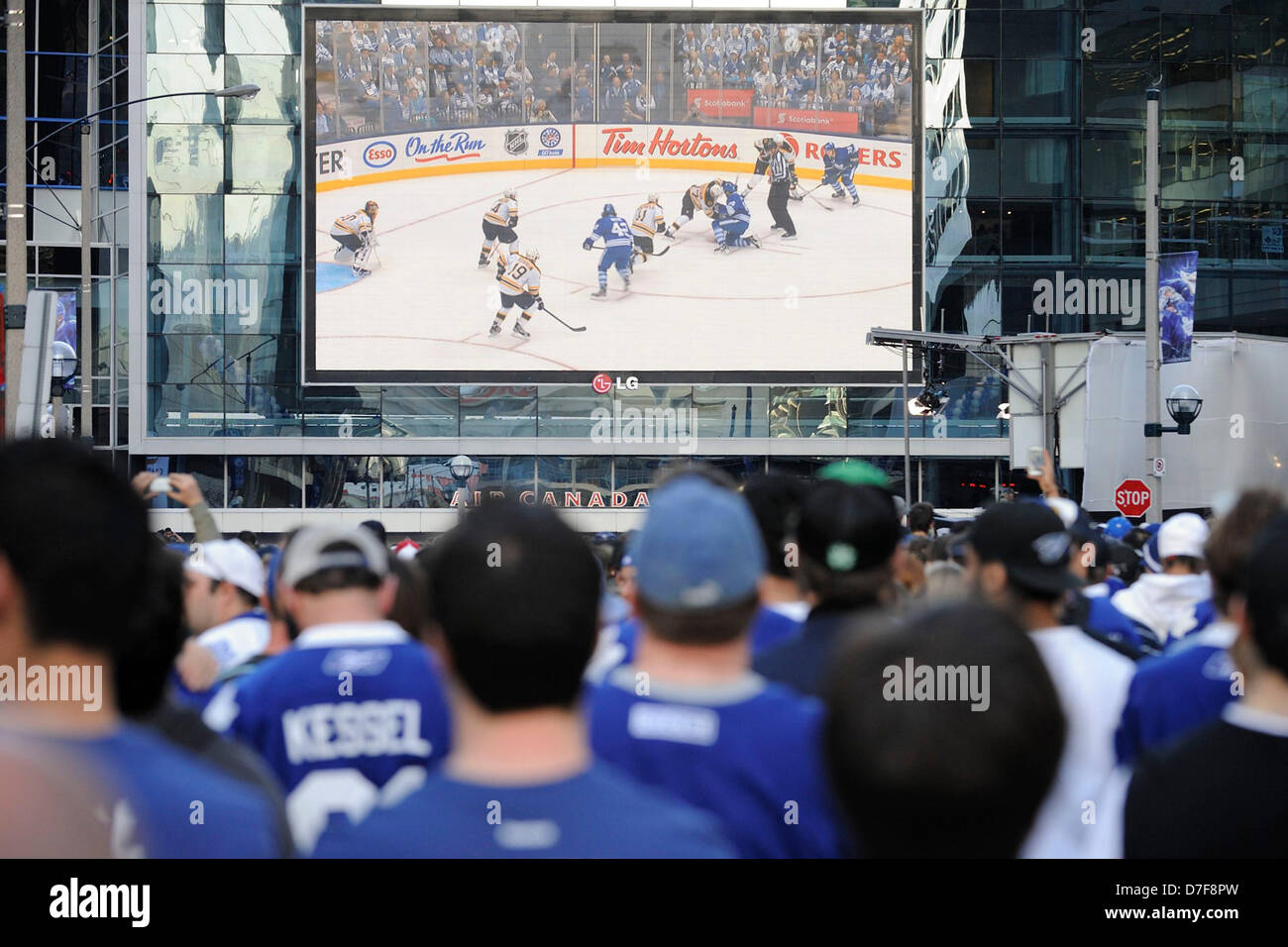 Toronto, Canada. 6th May 2013. Thousands of fans packed Toronto's Maple ...