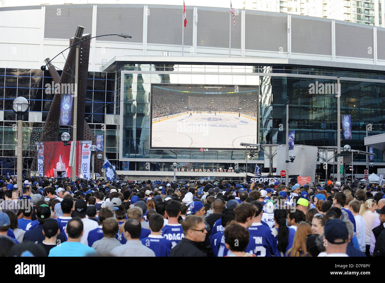 Toronto, Canada. 6th May 2013. Thousands of fans packed Toronto's Maple ...
