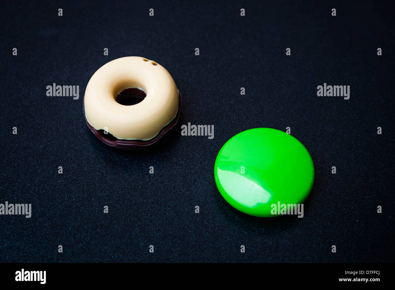 Close up plastic reminder magnets on dark background Stock Photo - Alamy