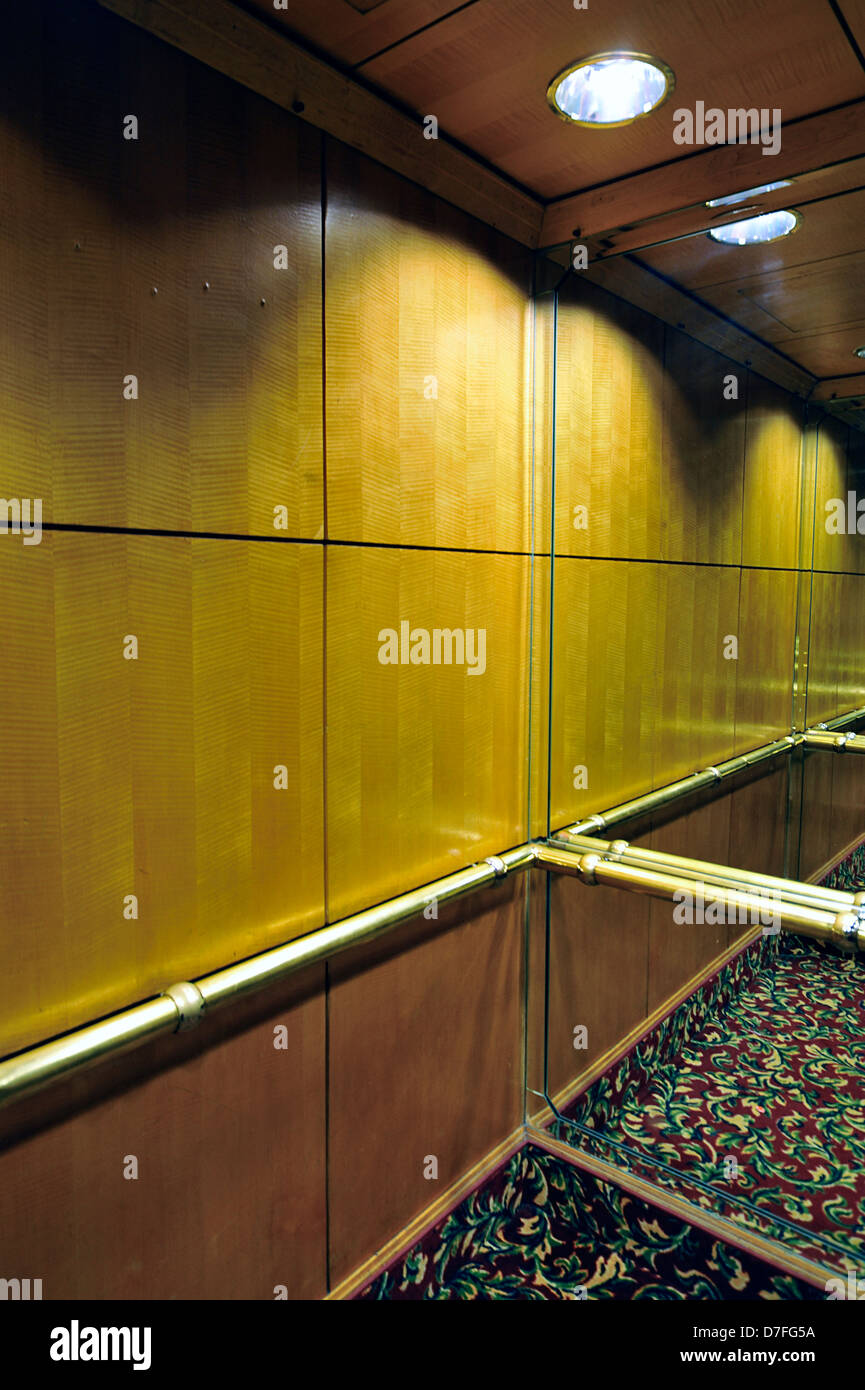 Empty elevator hi-res stock photography and images - Alamy