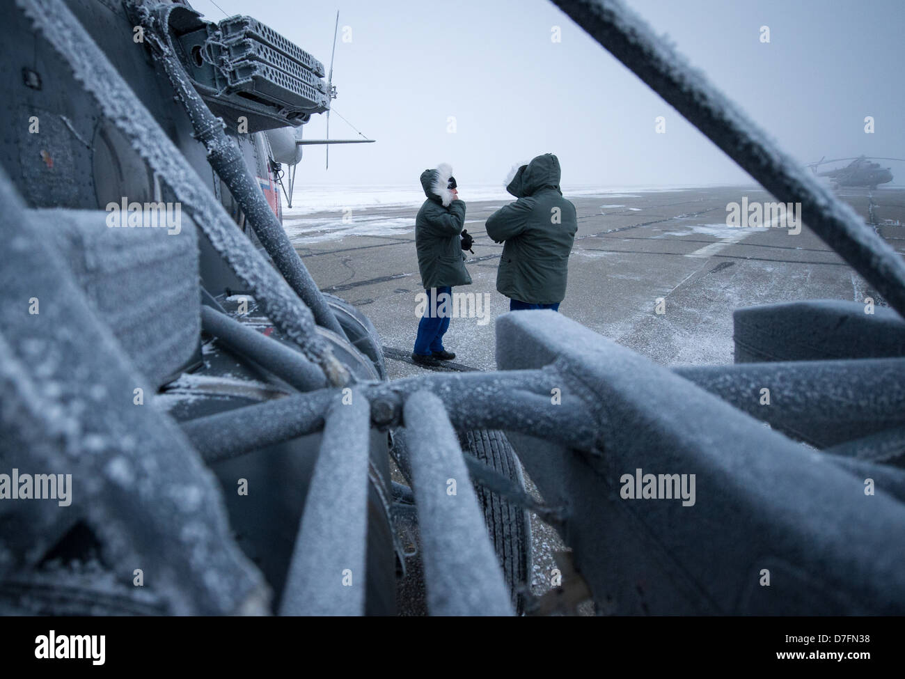 Expedition 34 astronauts, including Bob Behnken and Eric Boe, safely ...