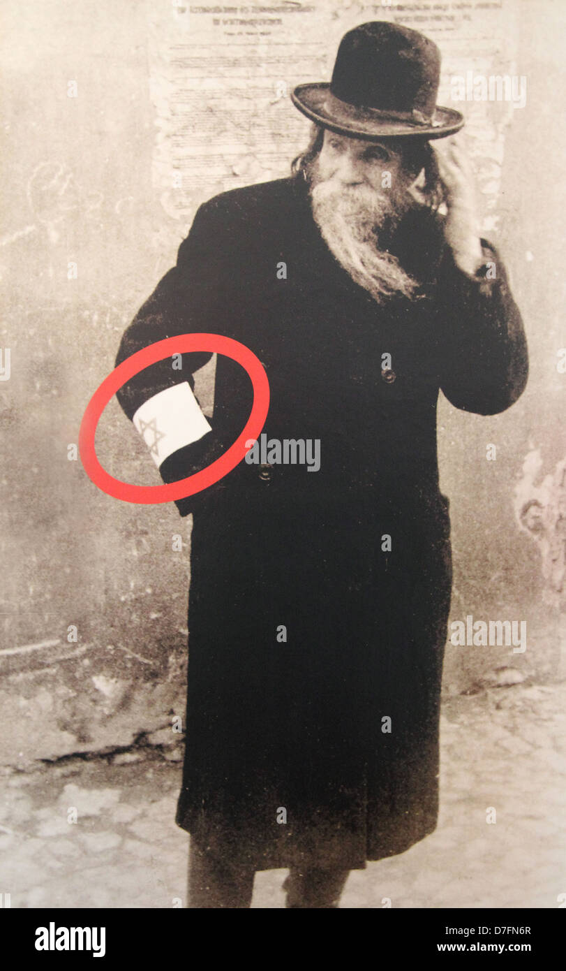 Wearing ww2 hi-res stock photography and images - Alamy