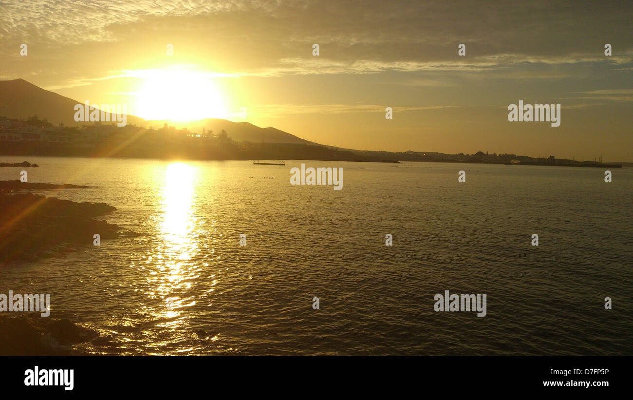 Rising sun sun rising over mountains hi-res stock photography and ...