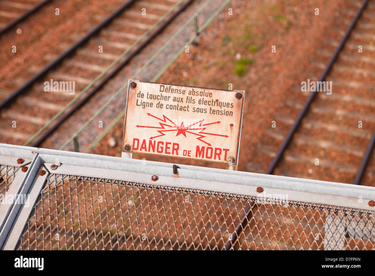 Overhead power line warning sign hi-res stock photography and images ...