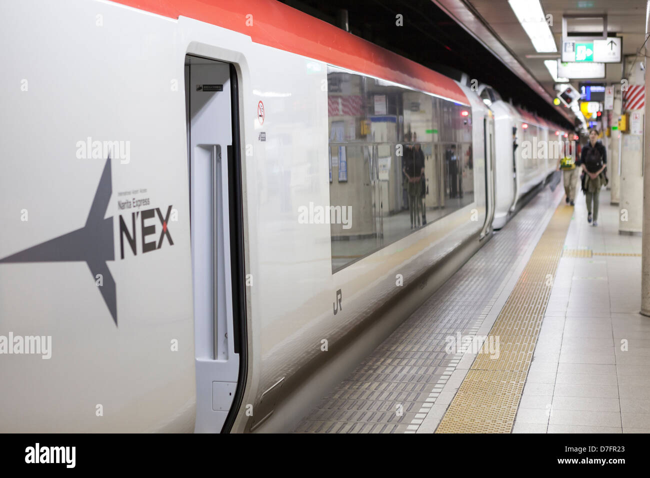 The platform and doors of the car speed train N `EX (Narita Express ...