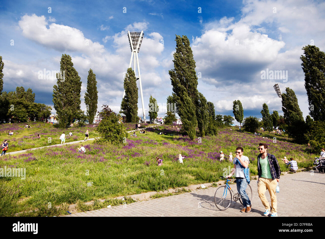 Group of people walking in stadium hi-res stock photography and images ...