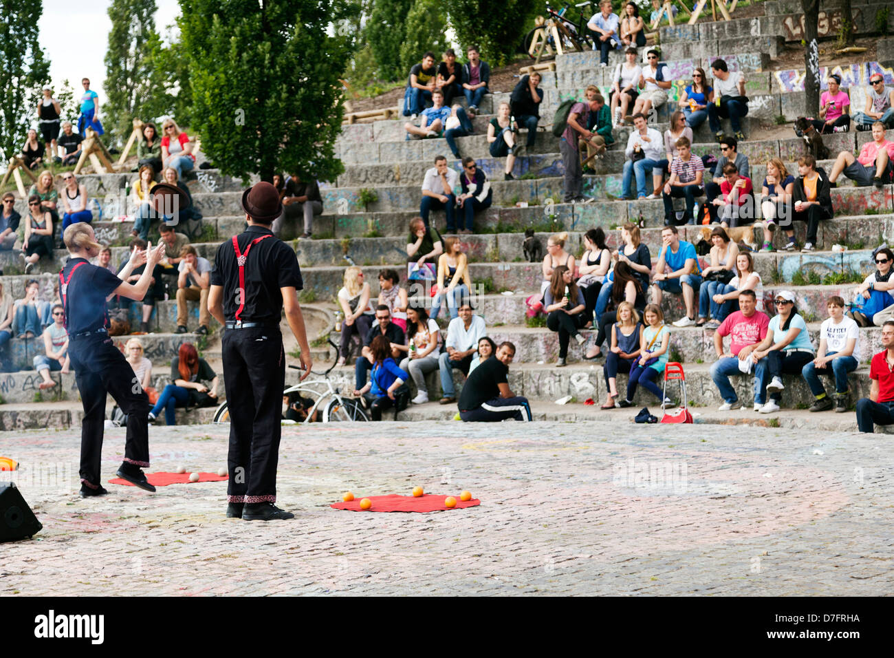 Street performers berlin hi-res stock photography and images - Alamy