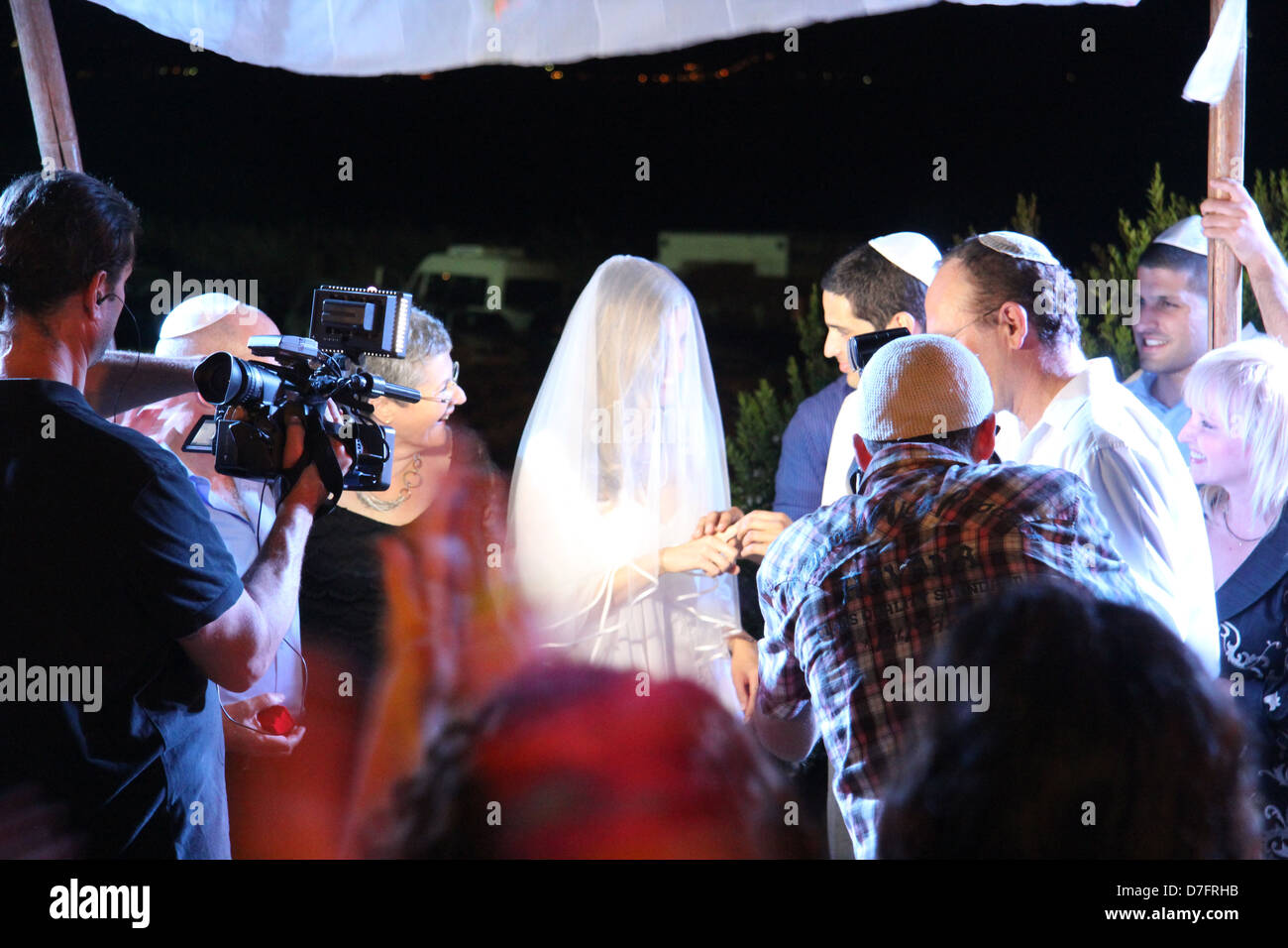 Jewish bride and groom ring hi-res stock photography and images - Alamy