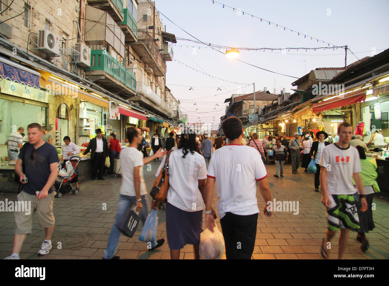 Shoppers mahane yehuda market hi-res stock photography and images - Alamy