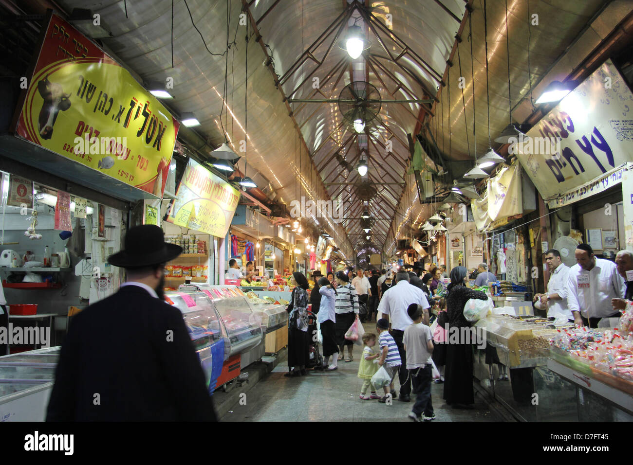 Shoppers at mahane yehuda market hi-res stock photography and images ...