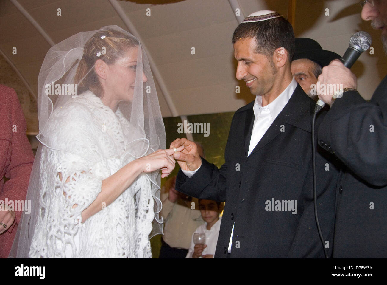 exchanging rings at a wedding ceremony Stock Photo - Alamy