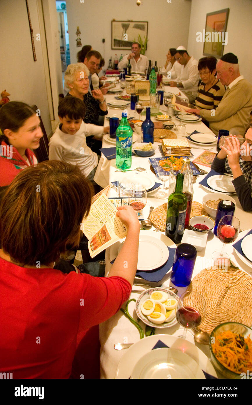 Passover seder family hi-res stock photography and images - Alamy