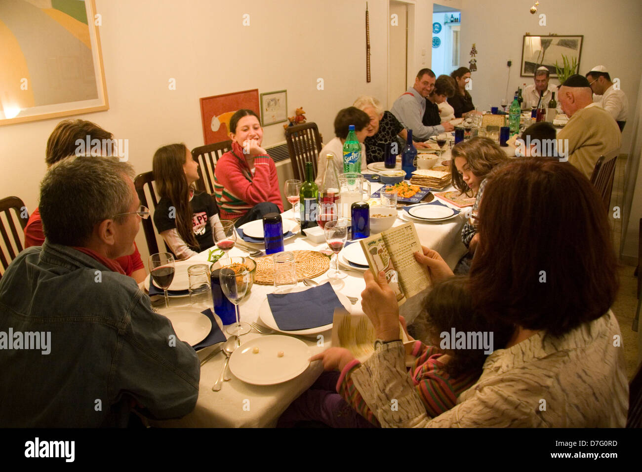 Family celebrating the passover seder hi-res stock photography and ...