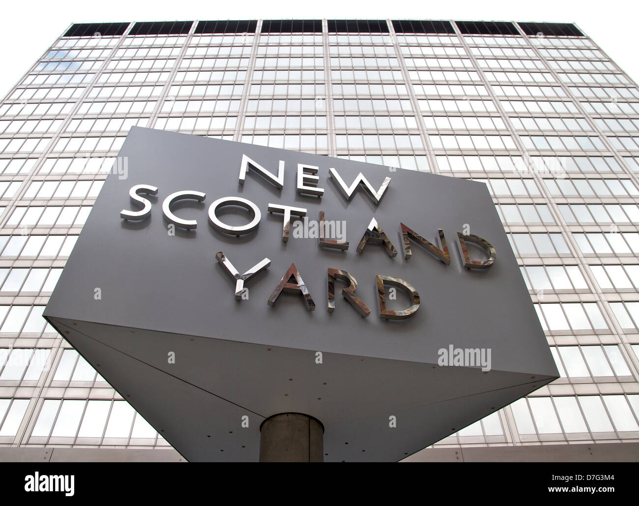New scotland yard sign hi-res stock photography and images - Alamy
